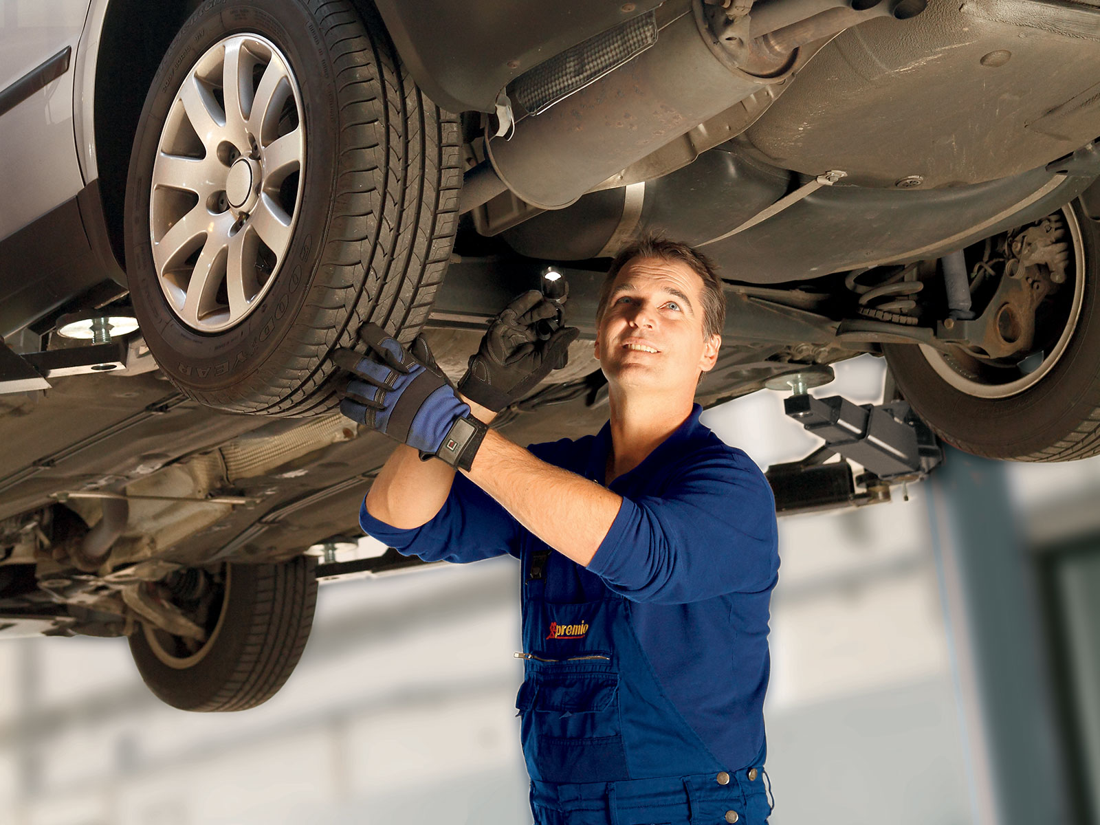 What is TPMS & How Does TPMS Work? | Goodyear Tyres